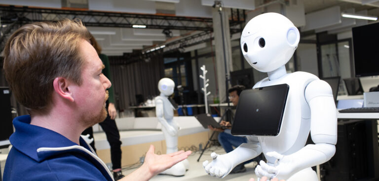 Between gestures and robots: Jonas Frenkel on nonverbal cues and social ...